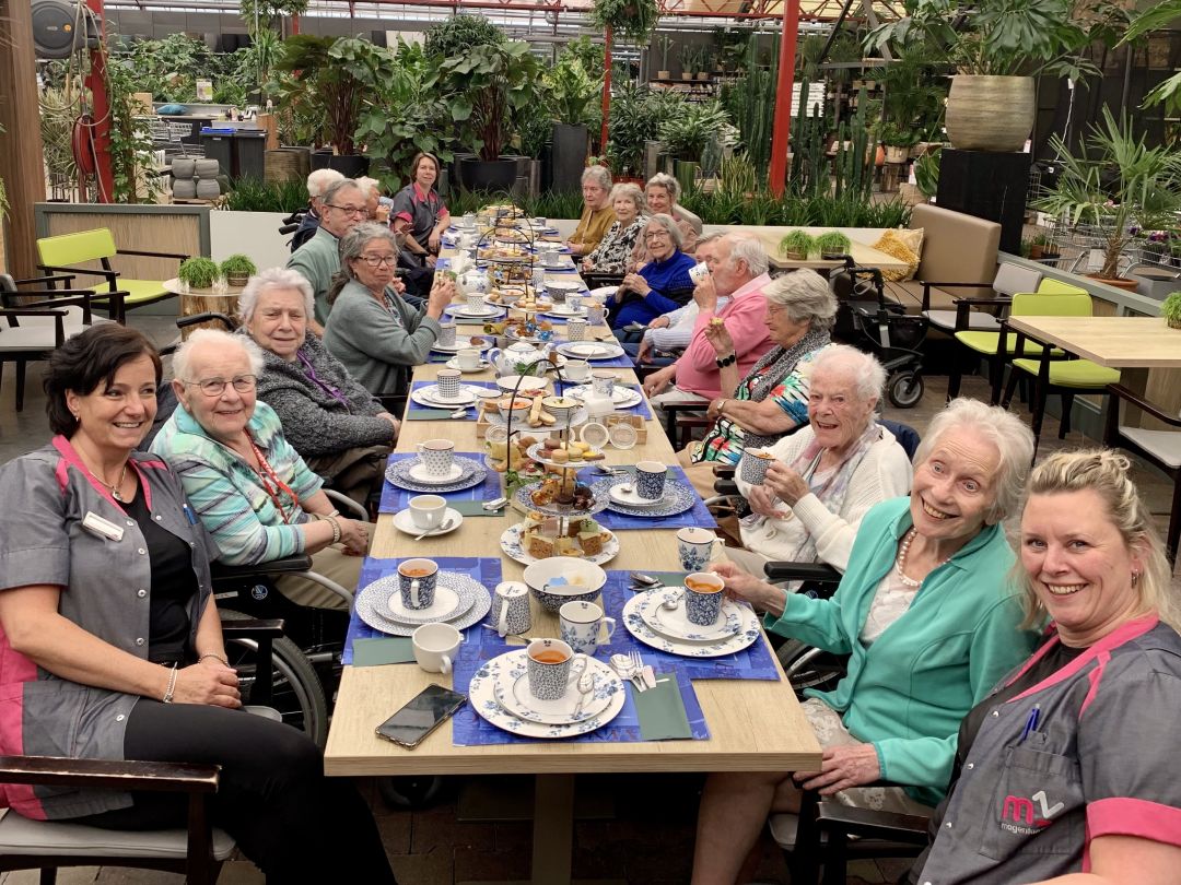 Bewoners genieten van high tea - Magentazorg